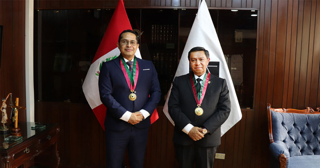 Roberto Rolando Burneo Bermejo juró como nuevo consejero de la Academia ...